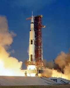 The successful landing of Apollo 11 on the Moon in 1969 - World History Edu
